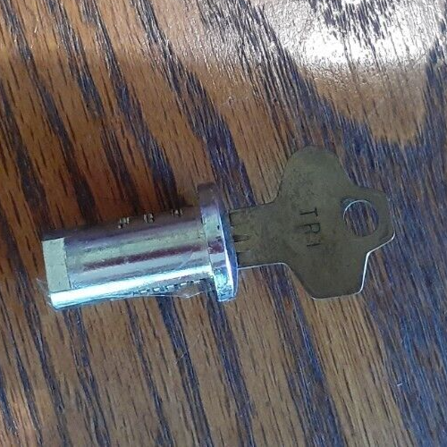 1 LOCK & 1 Common Lock Key TR1 for Gumball. Candy Vending Machine USED ...