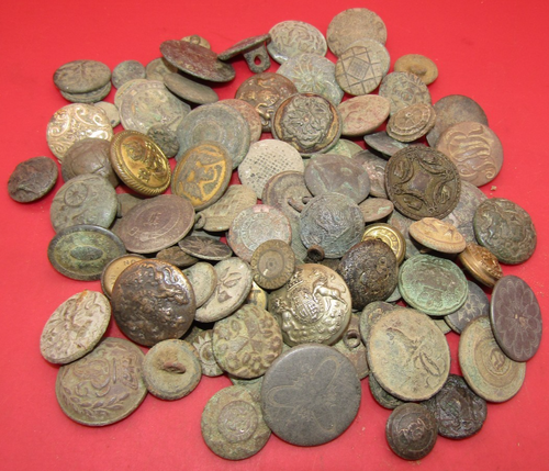 COLLECTION 106 POST MEDIEVAL BRASS PEWTER UNIFORM MILITARY LIVERY ETC ...