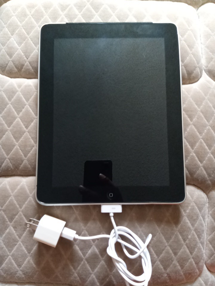 Apple IPad 32 GB Model A1337 Class B Serial GB01849XETU. Comes With ...