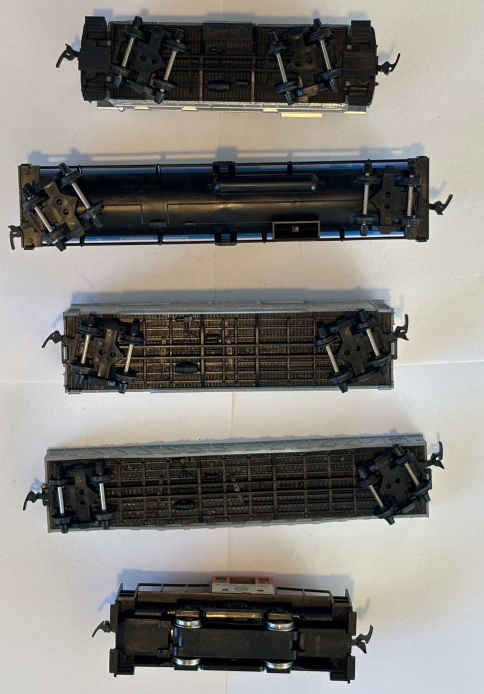 HO Gauge 5 unit train set & loop track, Includes Loco & 4 cars, 2 Pwr ...