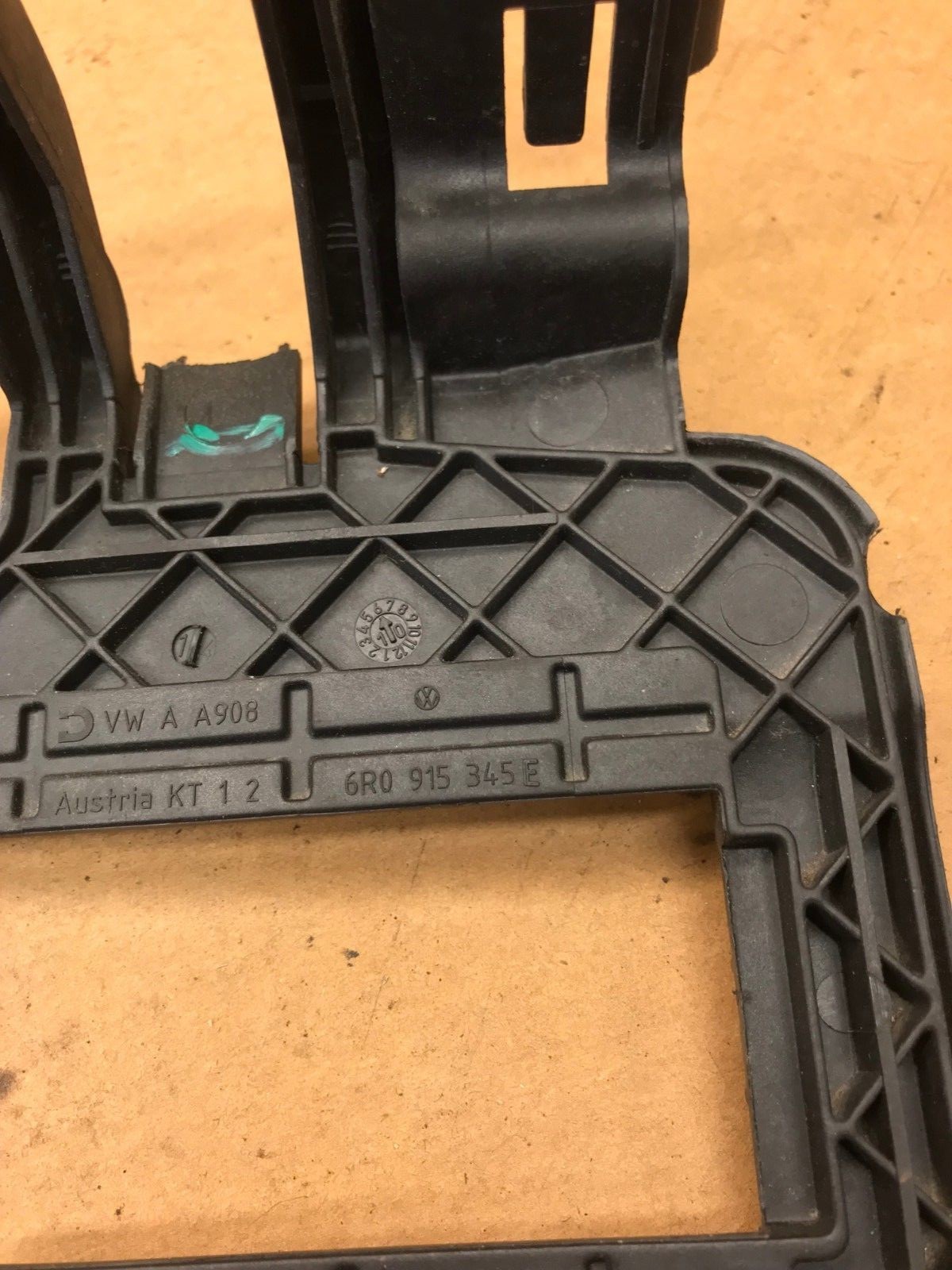 VW POLO 6R 1.2 PETROL ENGINE BATTERY FUSE BOX MOUNTING BRACKET ...