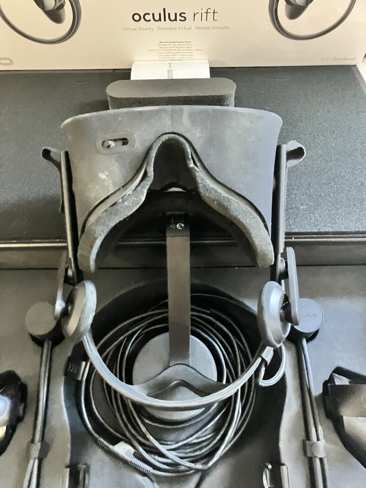 Oculus Rift CV1 VR Headset + 2x Controllers + 2x Base Stations - FULL ...