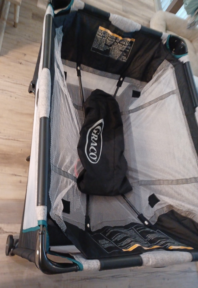 Graco Pack N Play Playpen w/ Clip on Mesh Bassinet Insert w/ Support ...