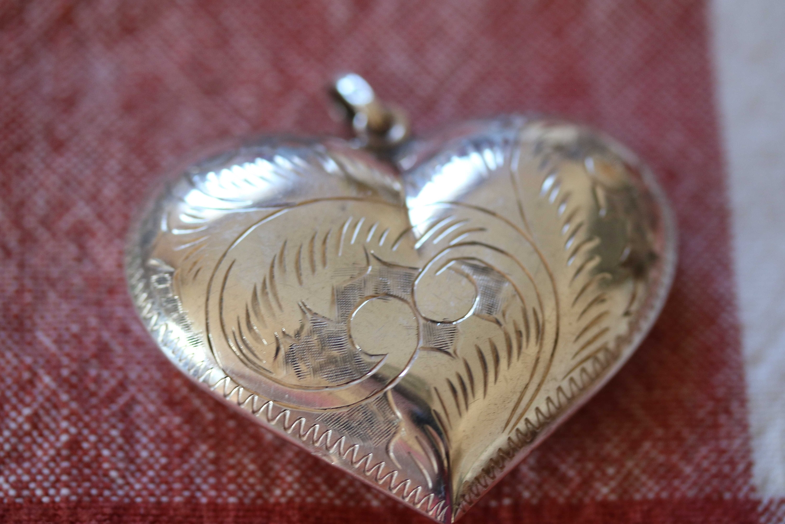 BEAUTIFUL ETCHED PUFFED HEART - Gem