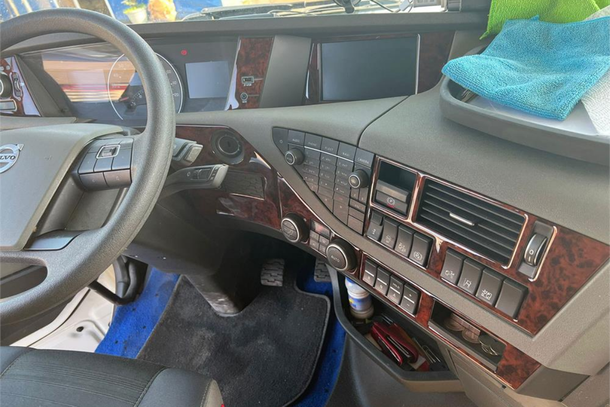 2017 Volvo Truck Design Dashboard