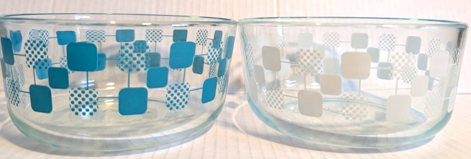 2 Pyrex 4 Cup Storage Bowls 7201 and 1 Lid Blue White Retro Geometric ...