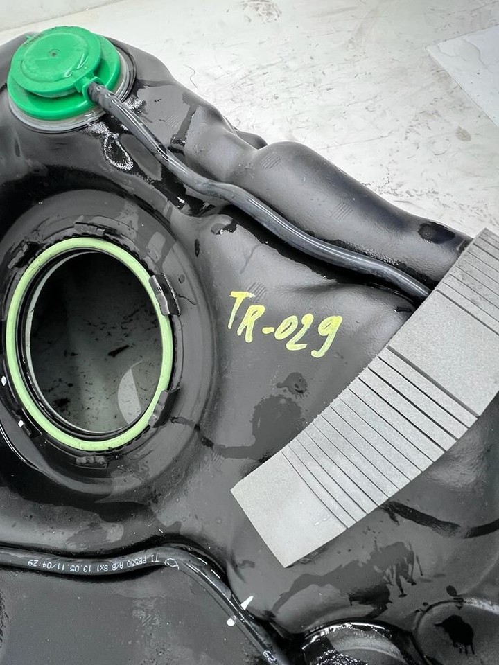 08-14 Mercedes W204 C300 C350 Fuel Gas Tank Reservoir Assembly ...