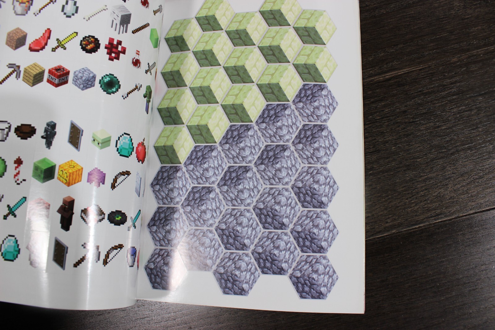 Minecraft Official the Nether and the End Sticker Book (Minecraft ...