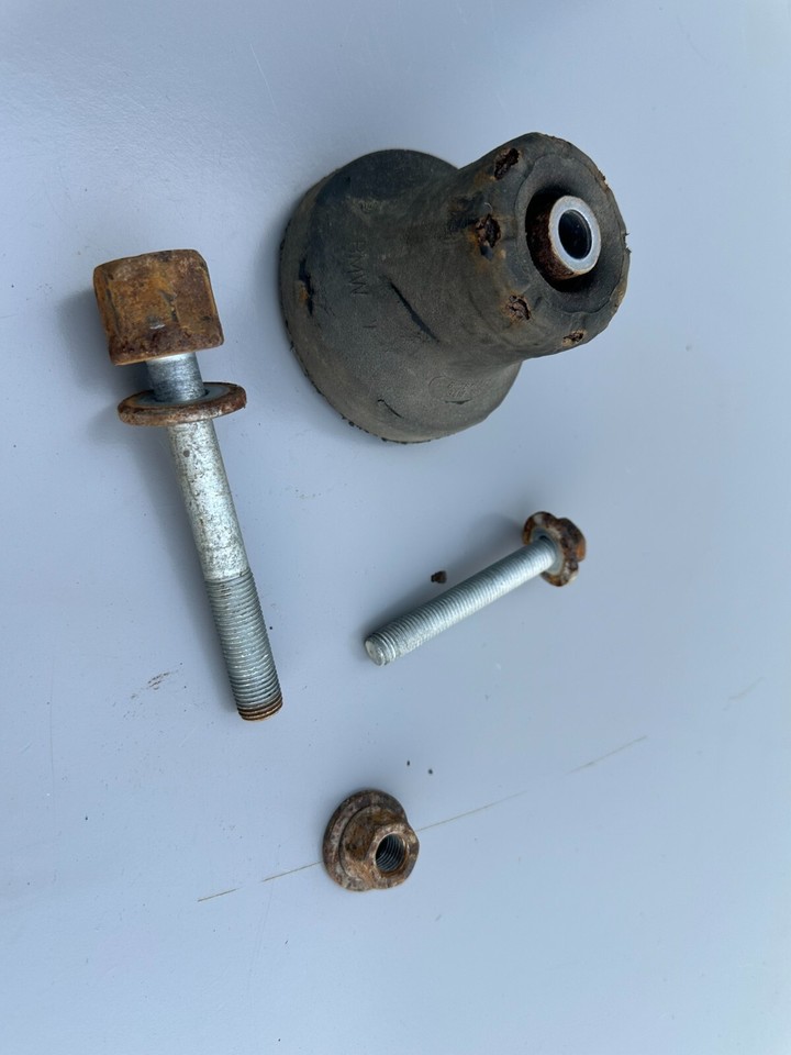 BMW 1 3 series Rear Diff Differential Hanger Bolt Damper Bush 120d 320d ...