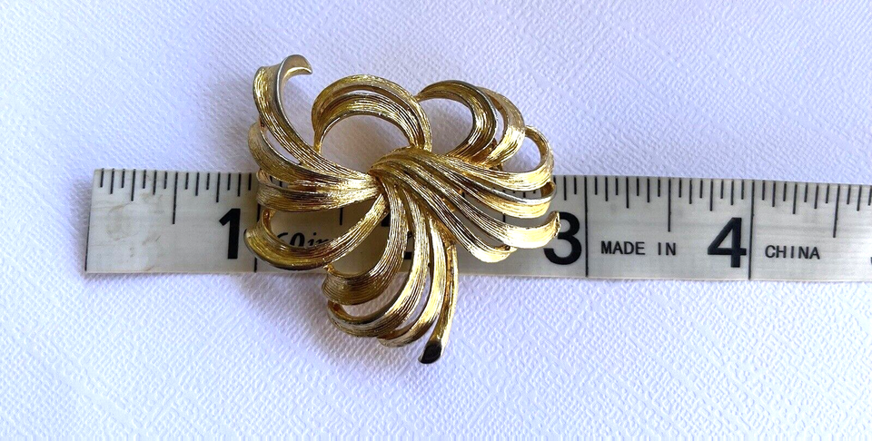 1970's TORINO Gold Tone Ribbon Swirl Brooch Pin Signed Costume Jewelry ...