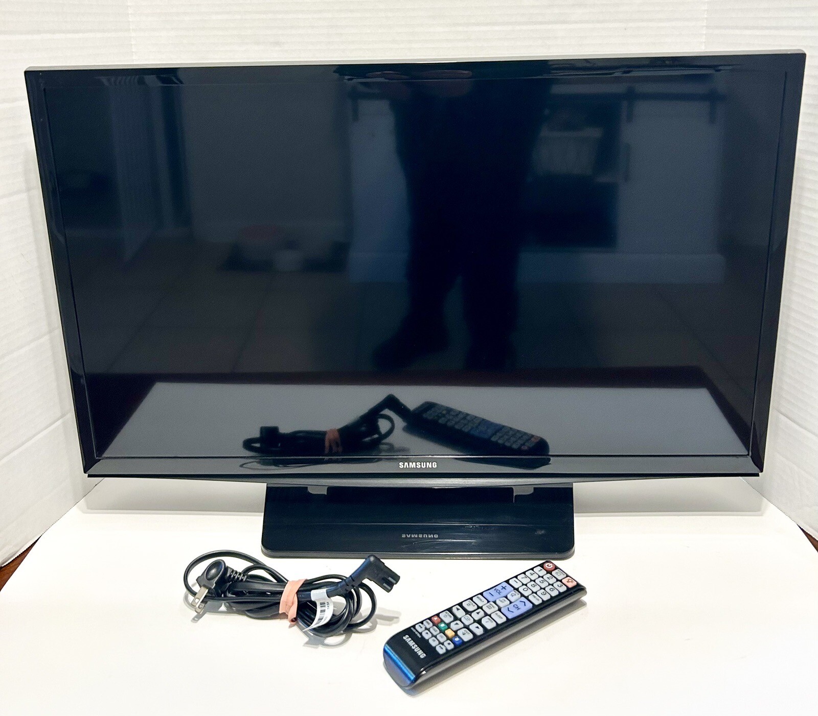 Samsung LED 28” TV HDMI Model UN24H4000AF w/ Stand, Remote, Power Cord ...