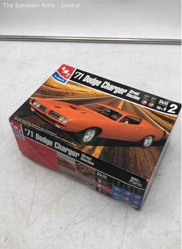 AMT '71 2001 White Dodge Charger Street Machine 1:25 Scale Model Car ...