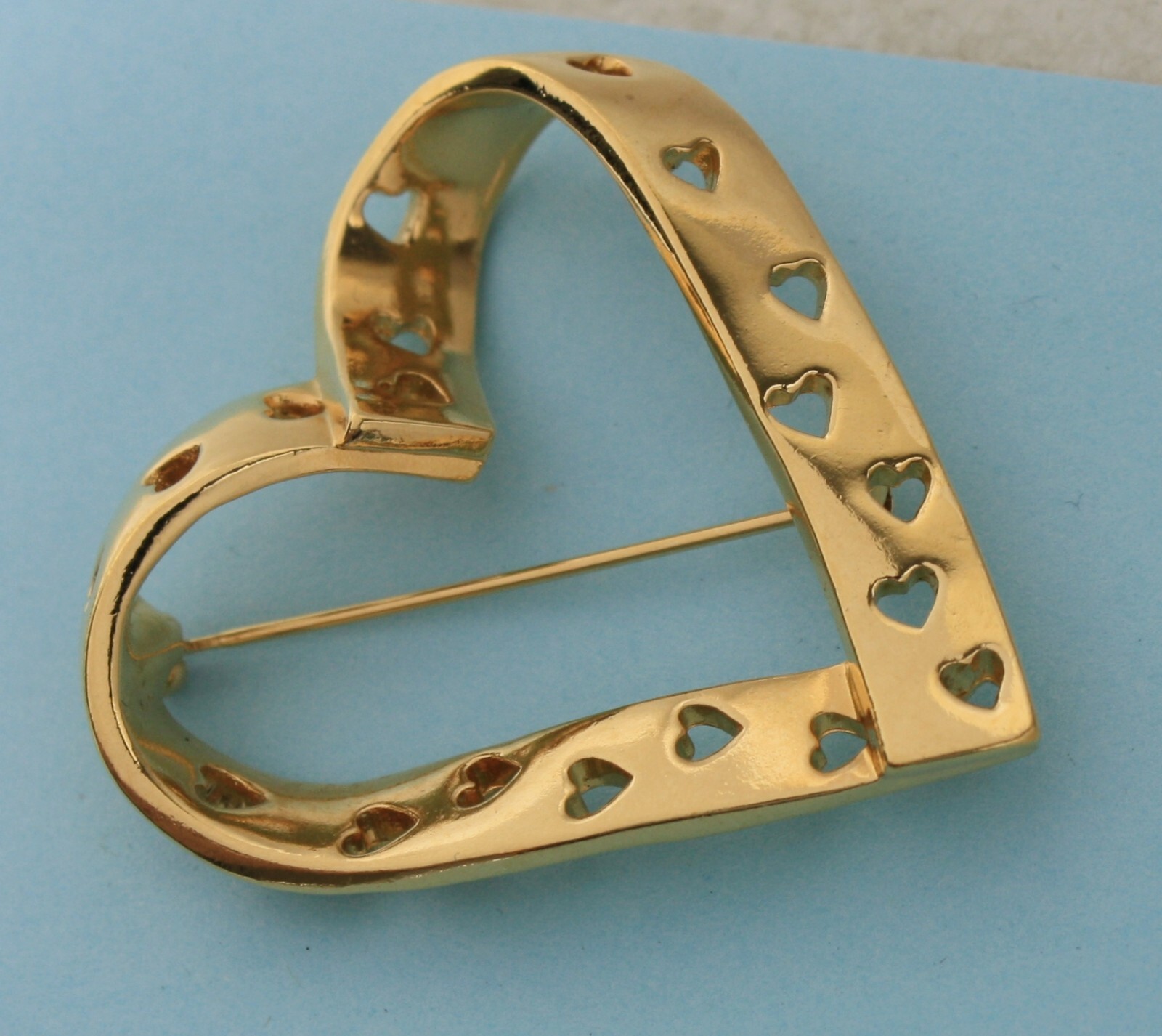Vintage AVON Signed Gold Tone Heart Brooch Pin - Gem
