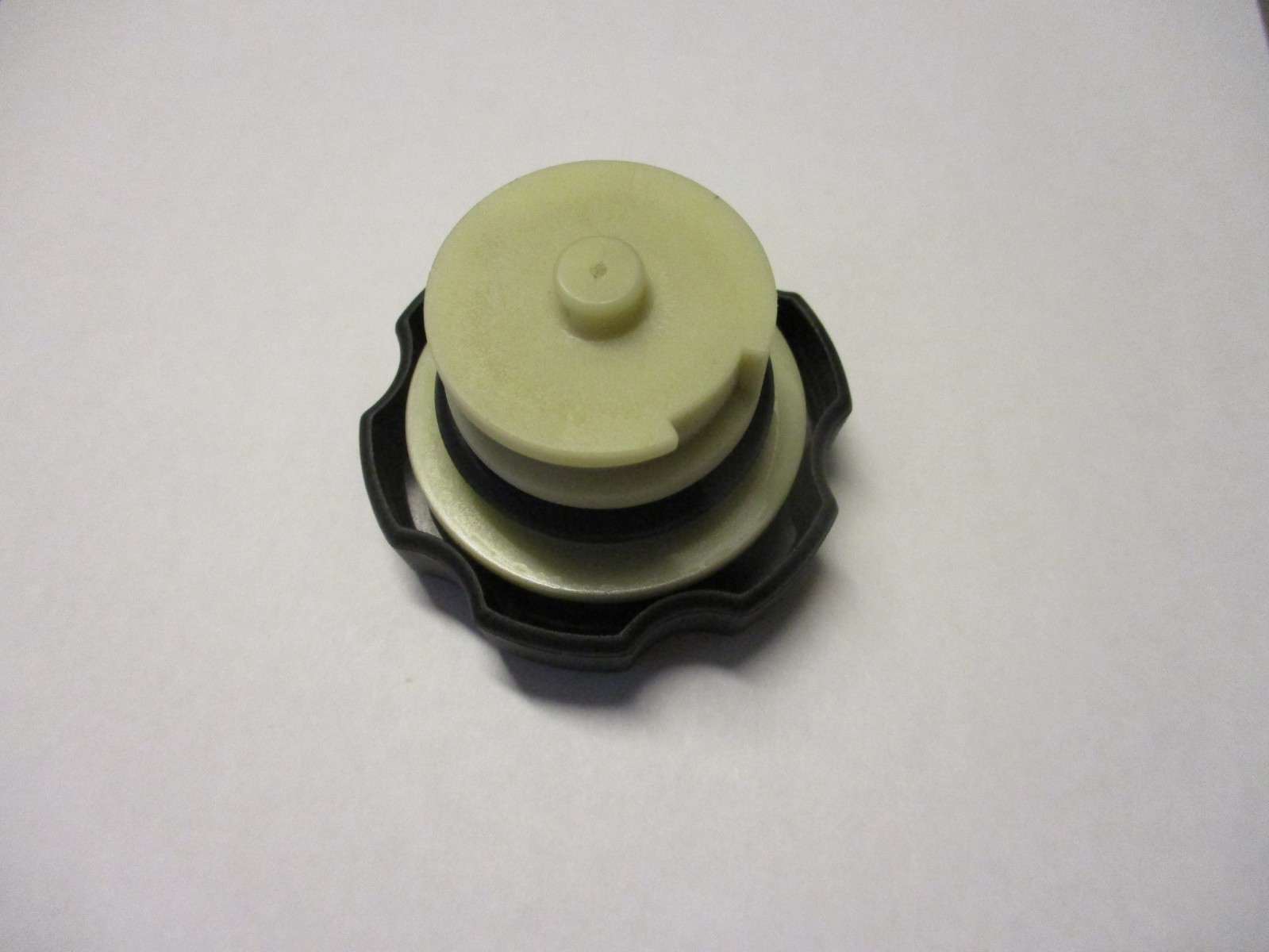 12589430 New Genuine 10w / 30 GMC OEM Engine Oil Filler Cap With an O ...