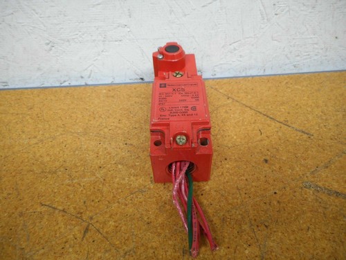 Telemecanique XCS-B703 Safety Interlock Switch 3A 240V AC15 A300-Q300 ...