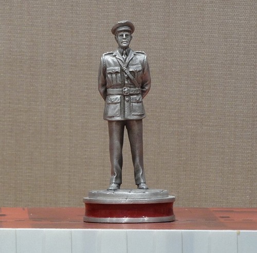 Danbury Mint Doctor Who Chess Expansion Piece - CAPTAIN YATES Red ...