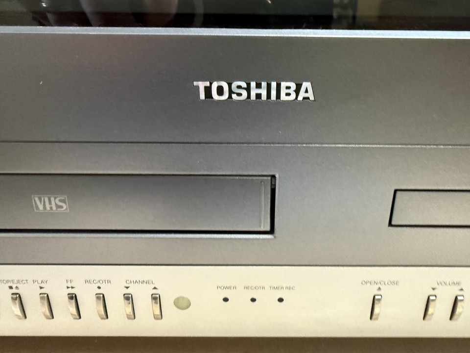 Toshiba MW20FN1 20in CRT TV DVD VCR Combo Silver Flat Screen Remote USB ...