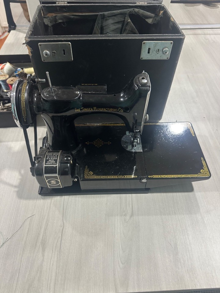 1938 Singer Featherweight Model 221-1 Sewing Machine (missing foot ...