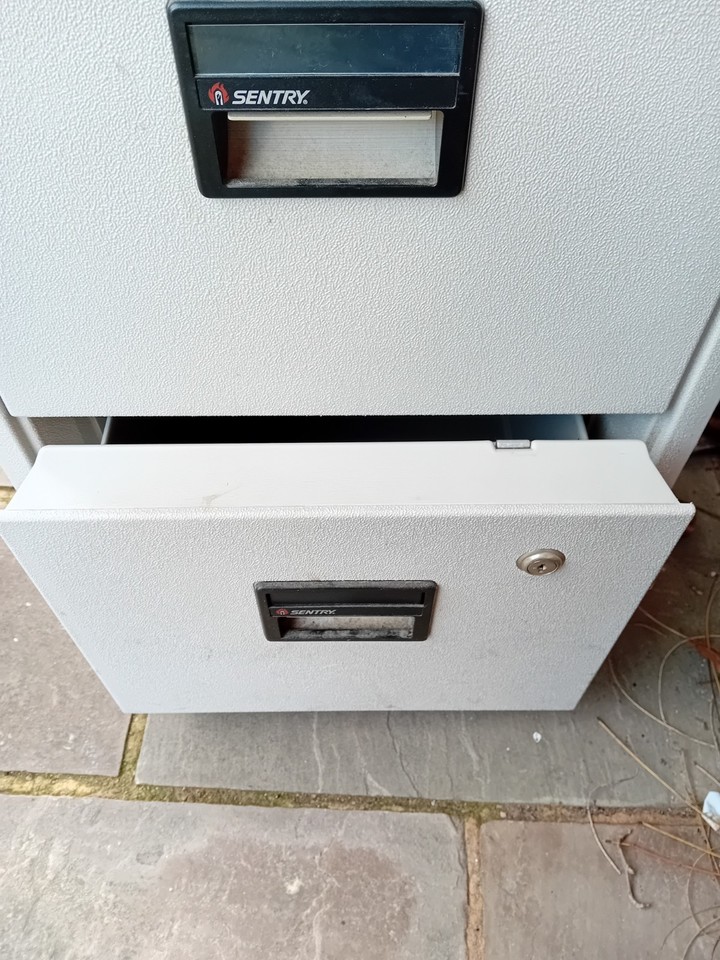 Sentry Fireproof 2 Drawer Filing Cabinet -1 hour fire rating- no keys ...