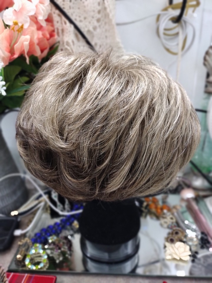 New Godiva's Secret Wig Short Wavy Brown Blonde Highlights Dark Roots ...