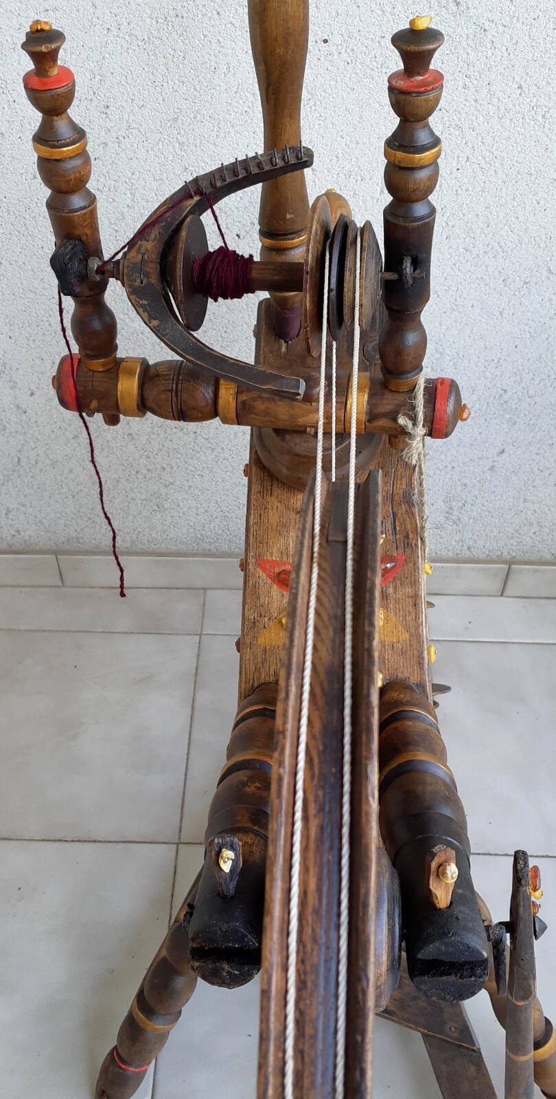 ANTIQUE UNIQUE WORKING SPINNING WHEEL w/ REAL AMBER ENCRUSTATIONS ...