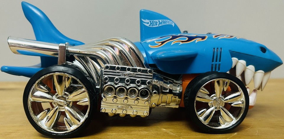 Hot Wheels Shark Car Extreme Action - Lights and Sound Sharkruiser ...