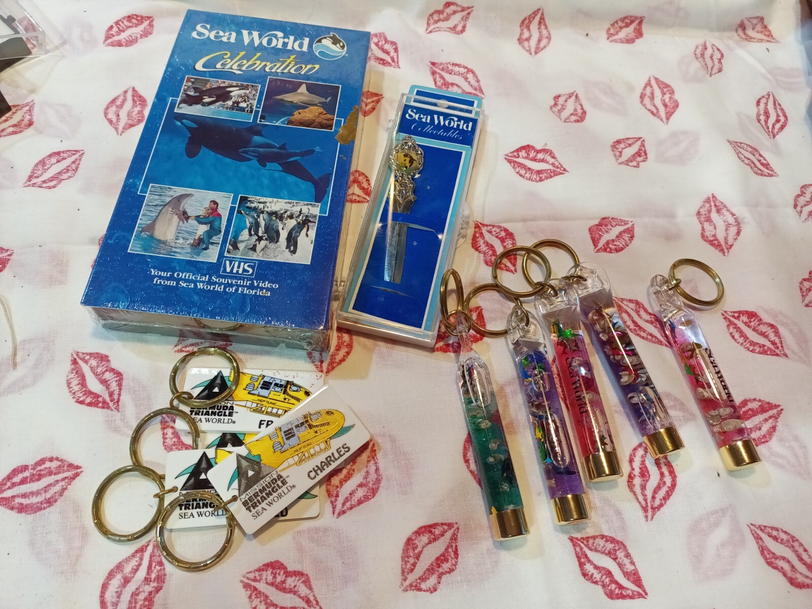 Vintage 90s Sea World Souvenir Lot VHS, Shamu, Keychain, Glitter Wand ...