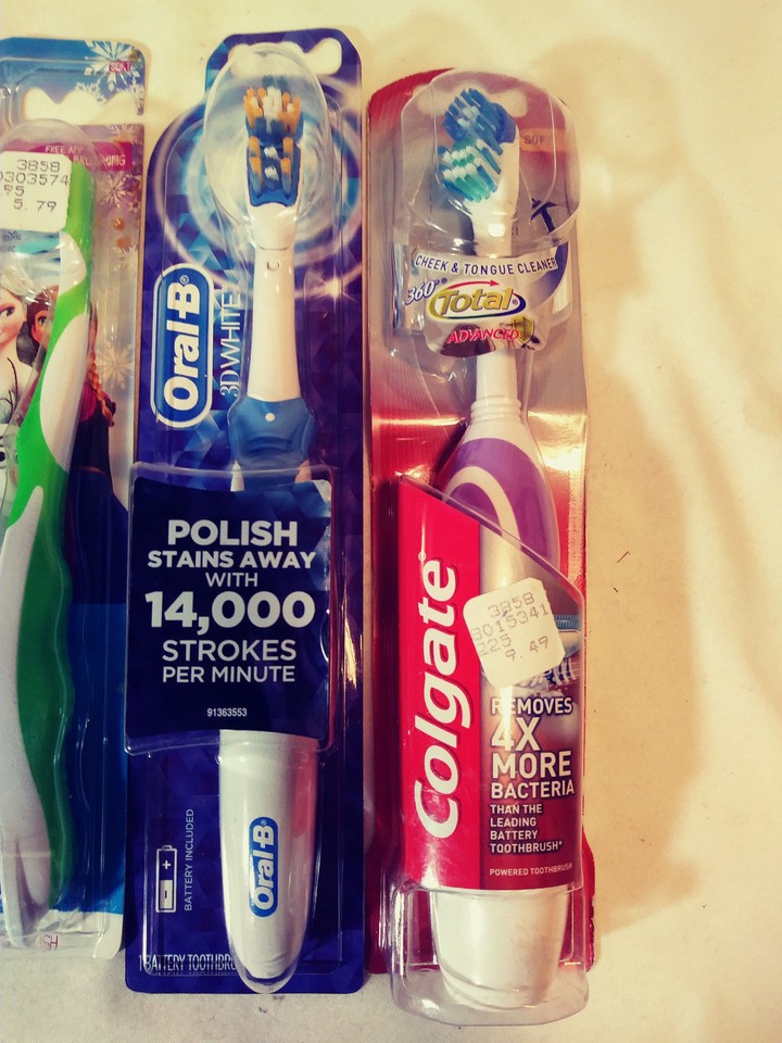COLGATE / ORAL B LOT OF 4 TOOTHBRUSHES / FLOSS & 2 TOOTHBRUSH HOLDERS ...