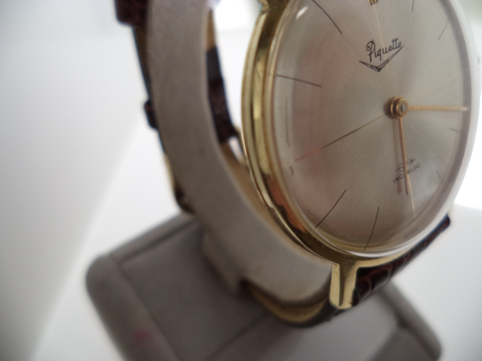 Piquette Incabloc 14K Gold Ultra-thin watch w/17 Jewel manual wind ...