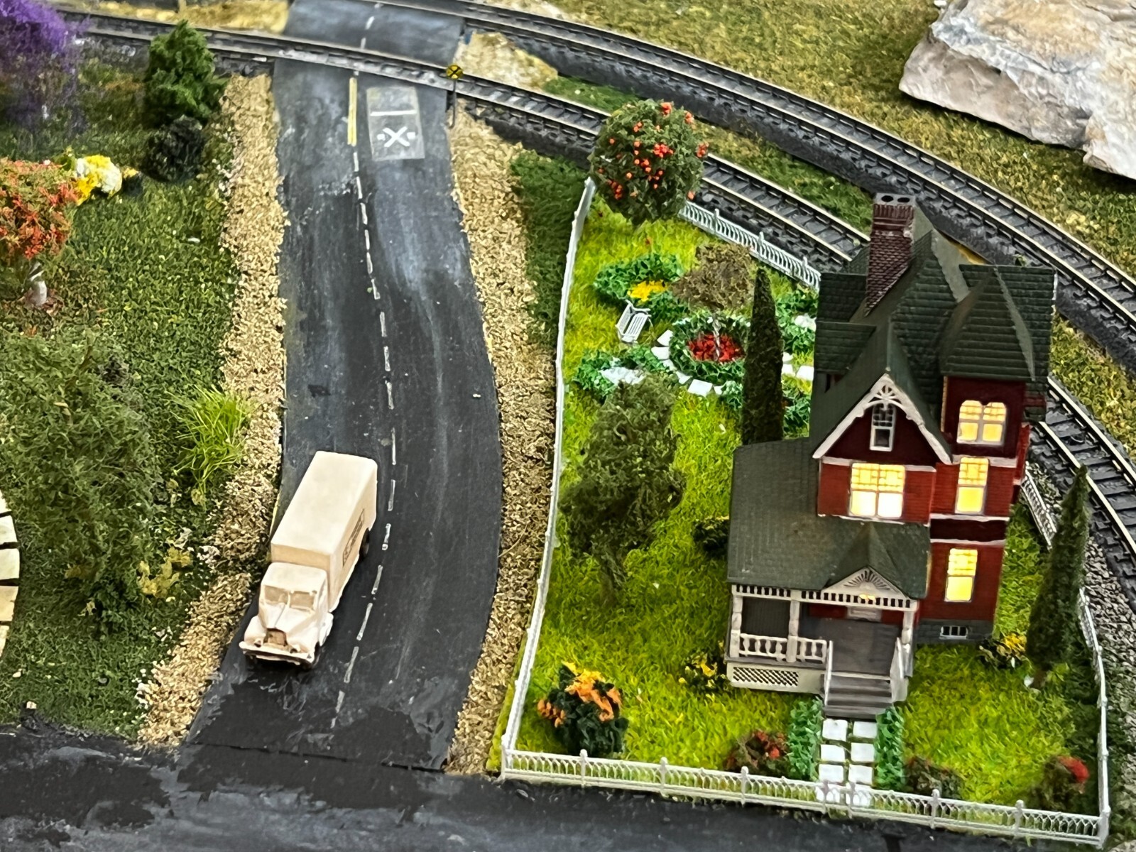 Z Scale Layout-US Prototype. 4' by 9' "V" shaped with landscaping, 56 ...