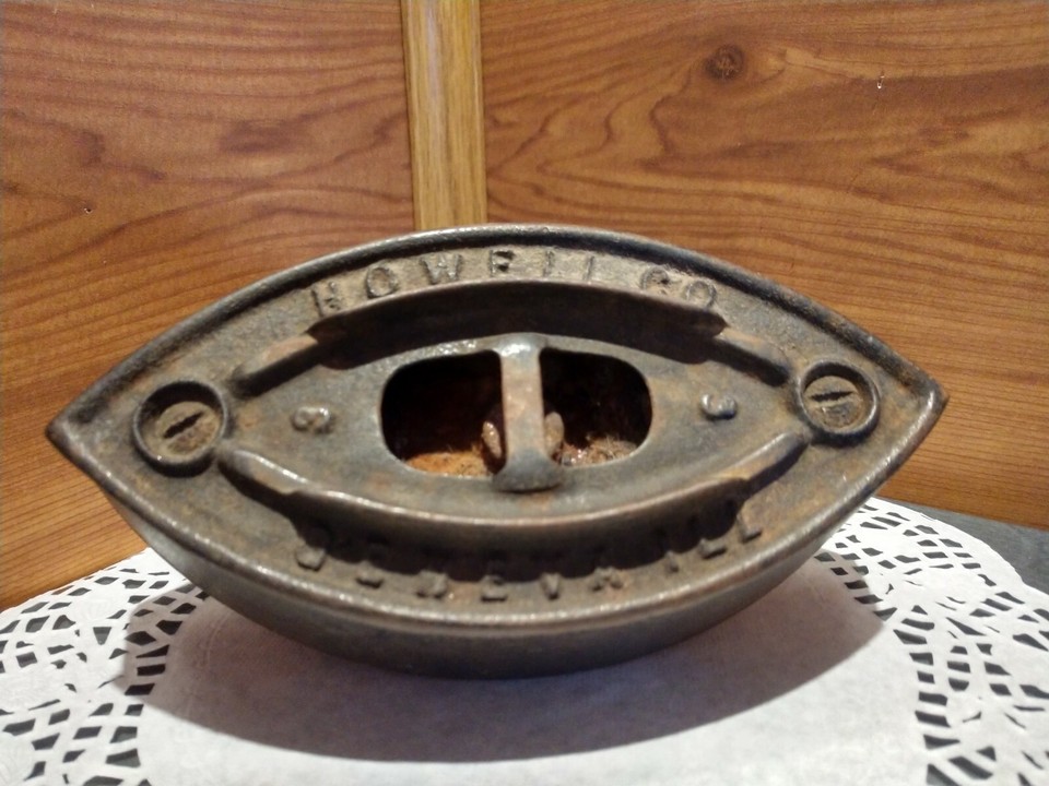 1 VINTAGE HOWELL COMPANY GENEVA, ILLINOIS SAD IRON WITH A DETACHABLE ...