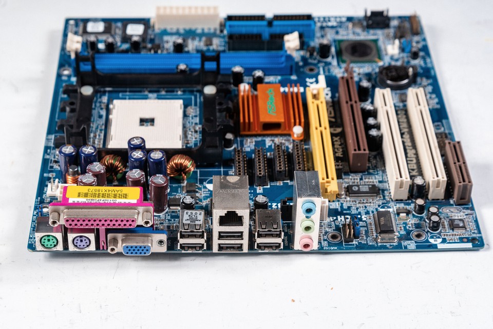 ASRock K8Upgrade-VM800 Socket 754 MicroATX Motherboard AMD Athlon 64 ...