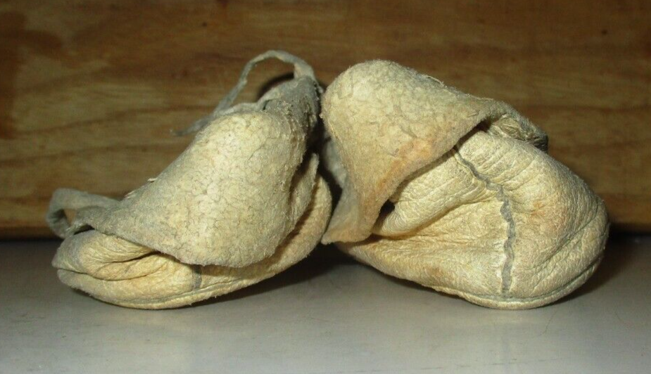 PAIR VINTAGE NATIVE AMERICAIN INDIAN DECORATED BEADED BUCKSKIN CHILDS ...