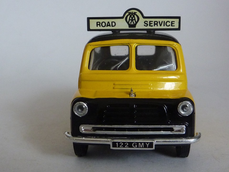 1:43 Scale Mint Bedford CA Van 1952-69 AA Road Service Corgi Classics ...