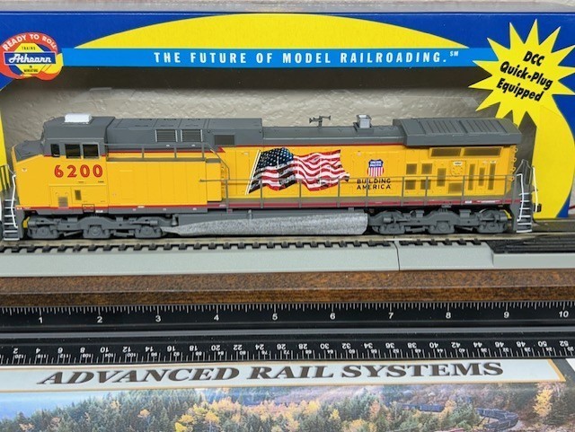 UNION PACIFIC- AC4400 " BUILDING AMERICA FLAG " LOCO- DC/DCC ready HO ...
