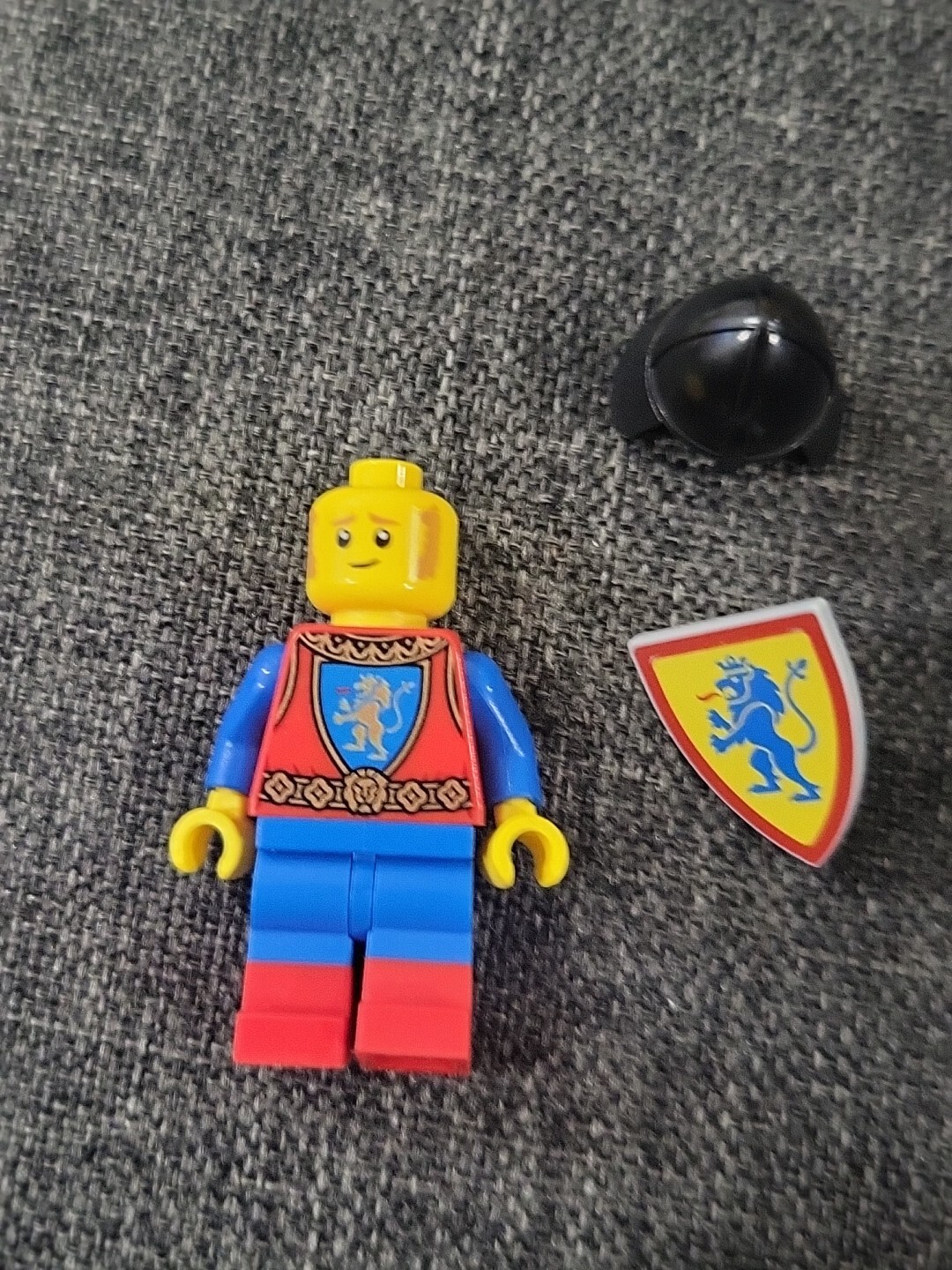 LEGO Scared Lion Knight minifigure Winter 2024 Store Exclusive mini ...