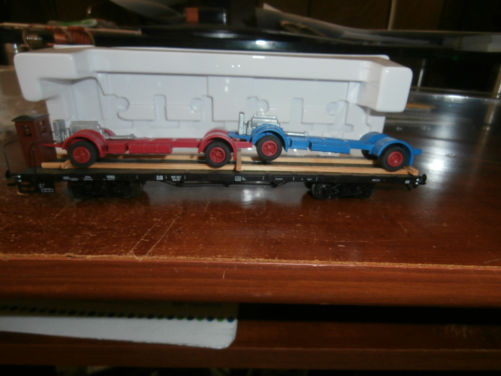 MARKLIN HO # 00691-5 EUROPEAN STYLE FLATCAR W/ 2 TRUCK CHASSIE-DB