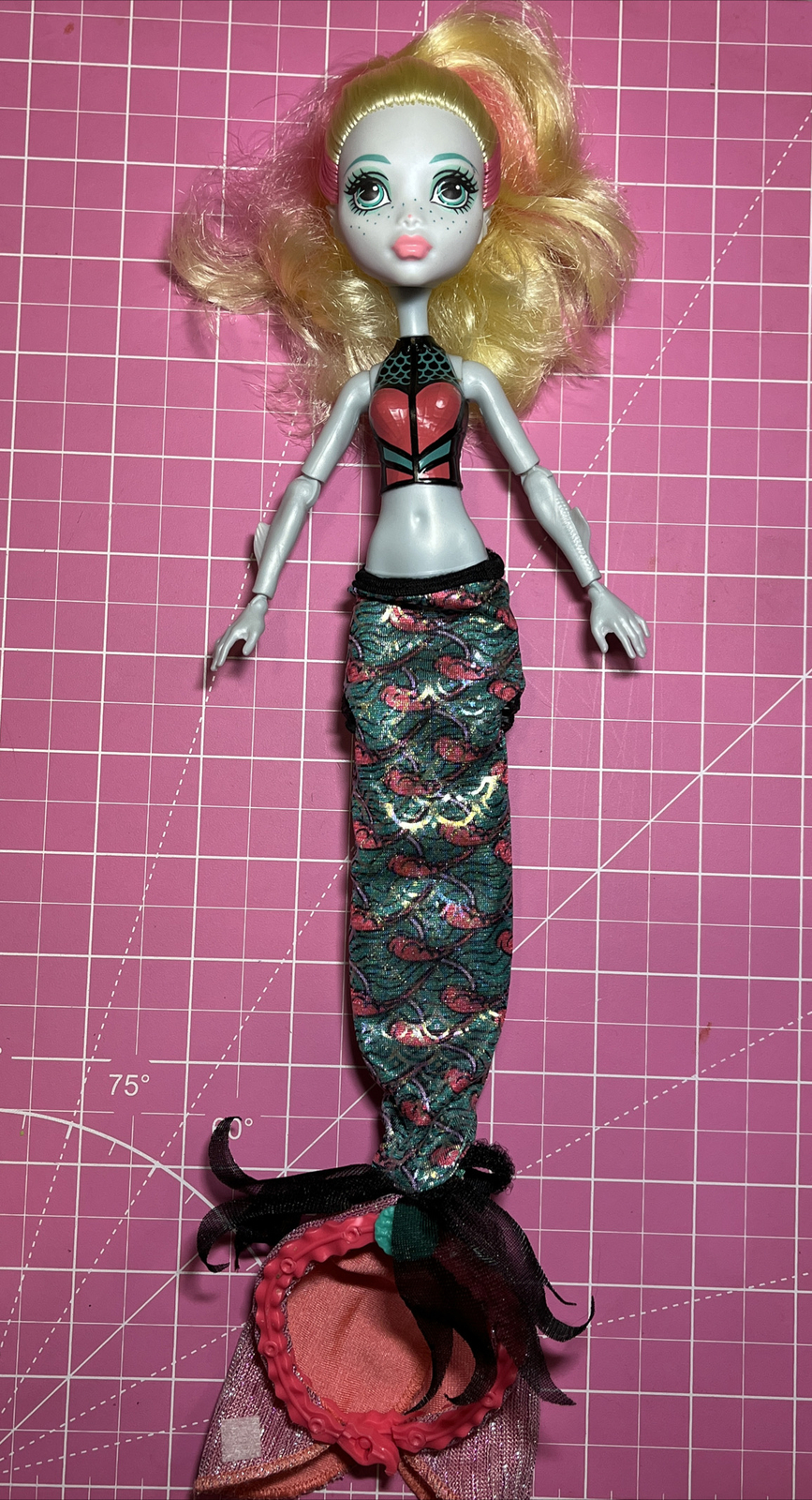 Mattel Monster High Lagoona Blue Ghoul to Mermaid Transformation Doll ...