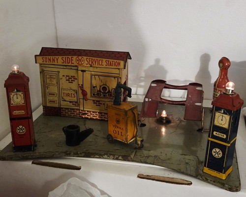MARX Sunny Side Service Station, Tin Litho 1930s , sold as pictured ...