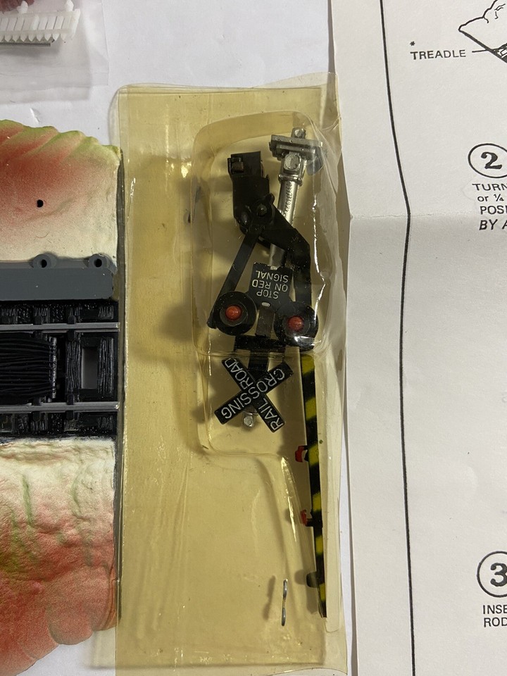 Life-Like Trains HO Scale Operating Crossing Gate - #8209 Vintage Never ...