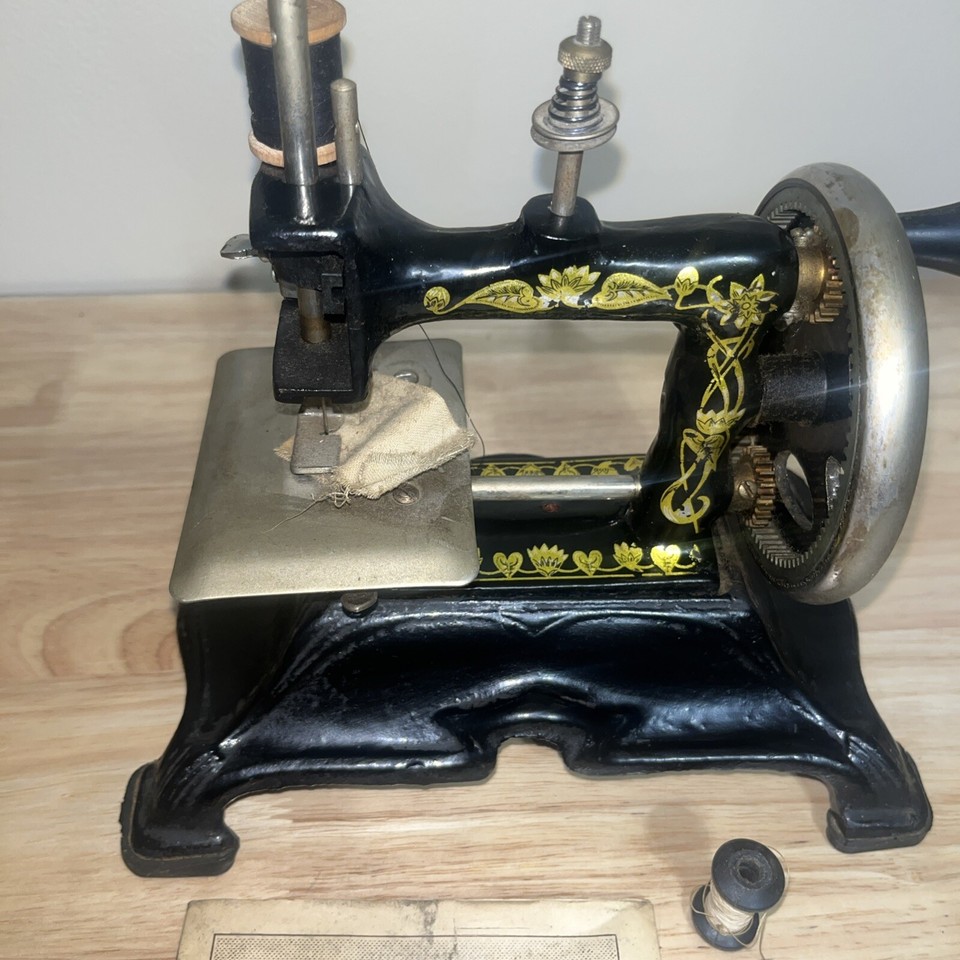 Rare Vintage sewing Machine Model JJ New Bee Cast Iron Hand Crank Child ...