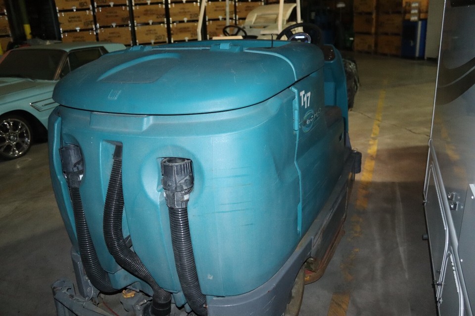 Tennant T17 EC H2O Ride on Floor Scrubber 36V Battery Powered Disc ...
