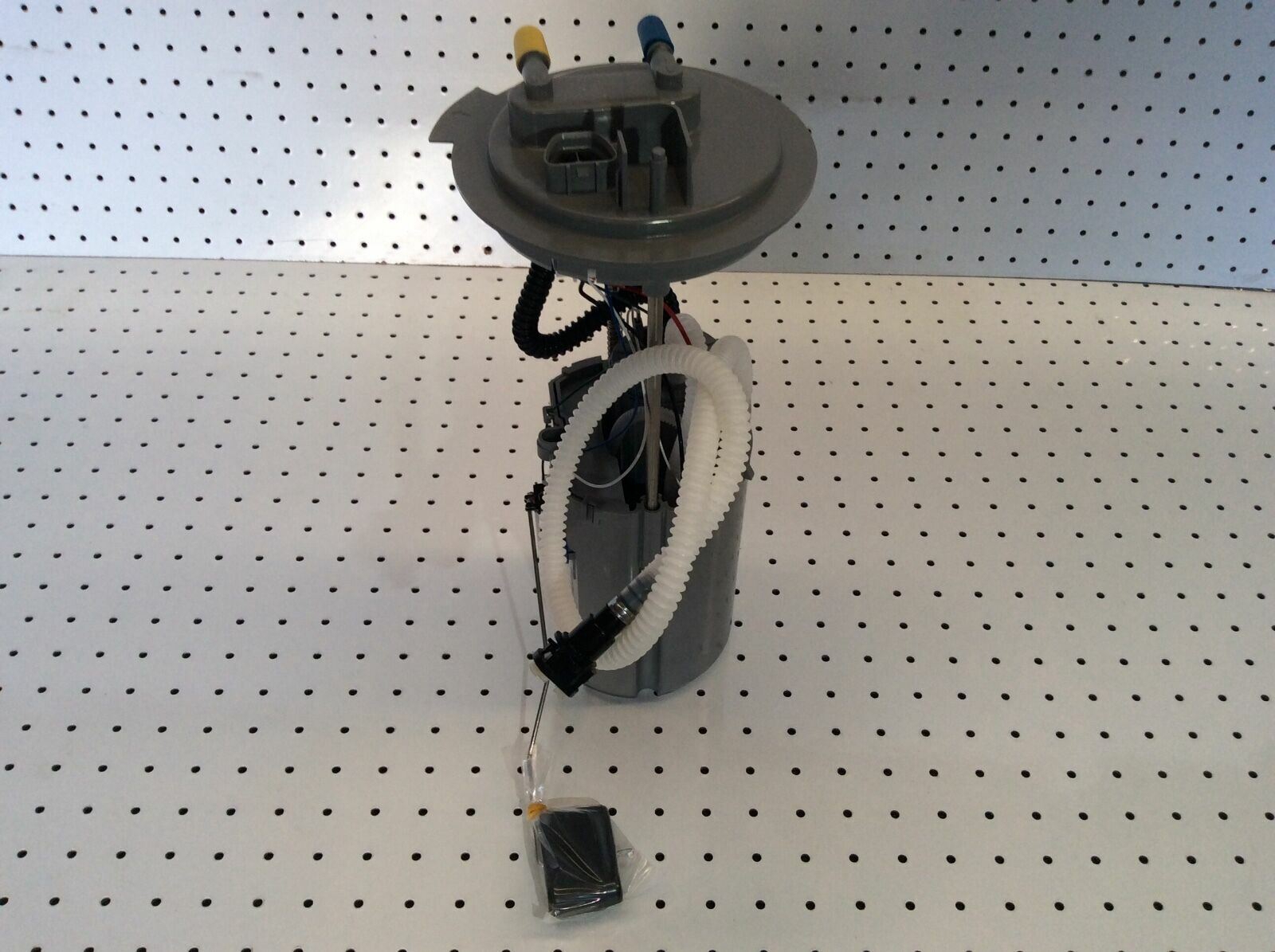 GENUINE QUALITY FUEL PUMP CAPTIVA 2.4L 3.2L 20895923 EFP308 96629370 ...