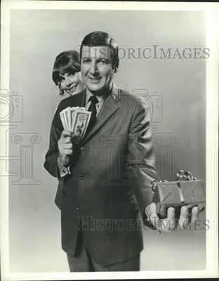 1969 Press Photo Monty Hall and Carol Merrill starring in "Let's Make A ...