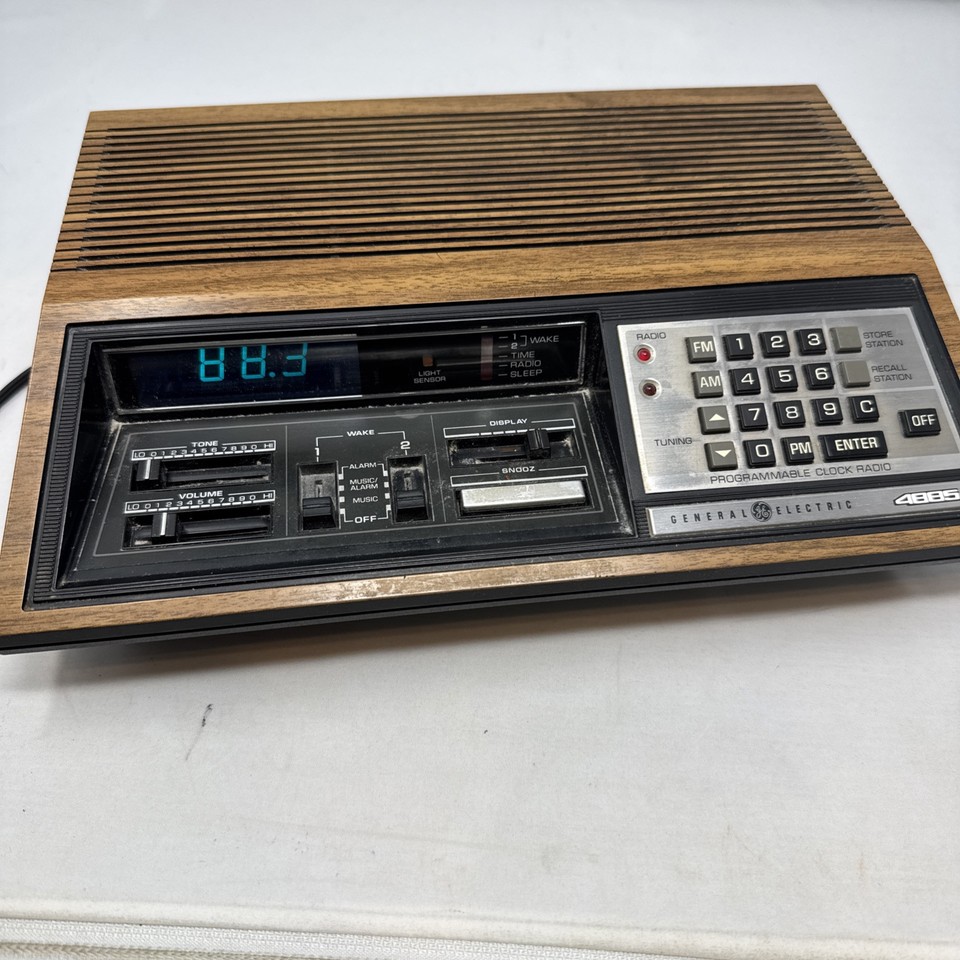 VINTAGE GENERAL ELECTRIC DIGITAL MODEL NO. 7-4885B ALARM CLOCK RADIO ...