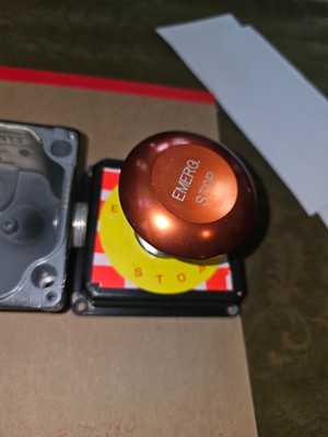 Eaton 10250T/91000T Series D2 Emergency E-Stop Button in Hoffman 16271 ...