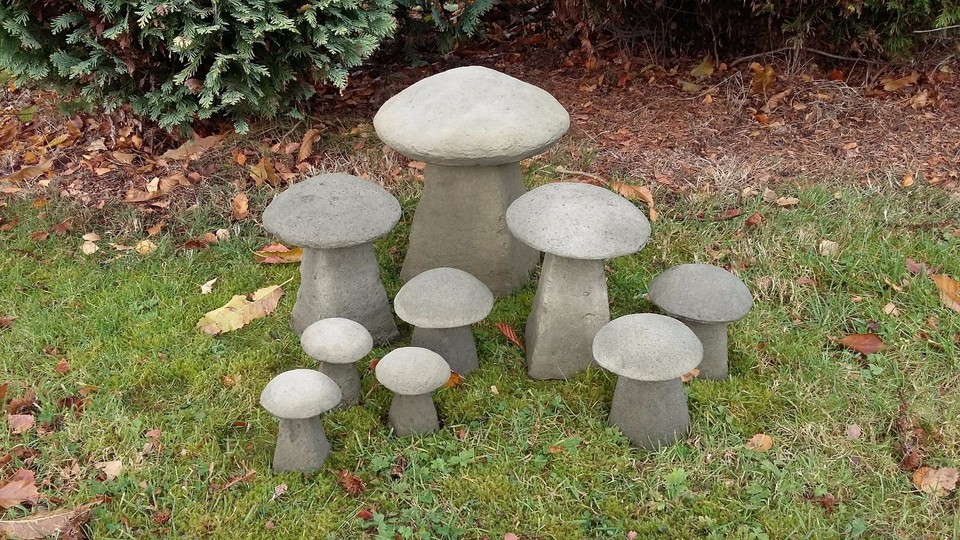 STONE GARDEN SET OF 9 OLD STYLE TOADSTOOLS RUSTIC MUSHROOMS STADDLE ...