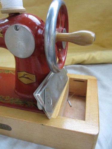 Russian Soviet Sewing Machine for Girl metal wood made USSR СДЕЛАНО В ...