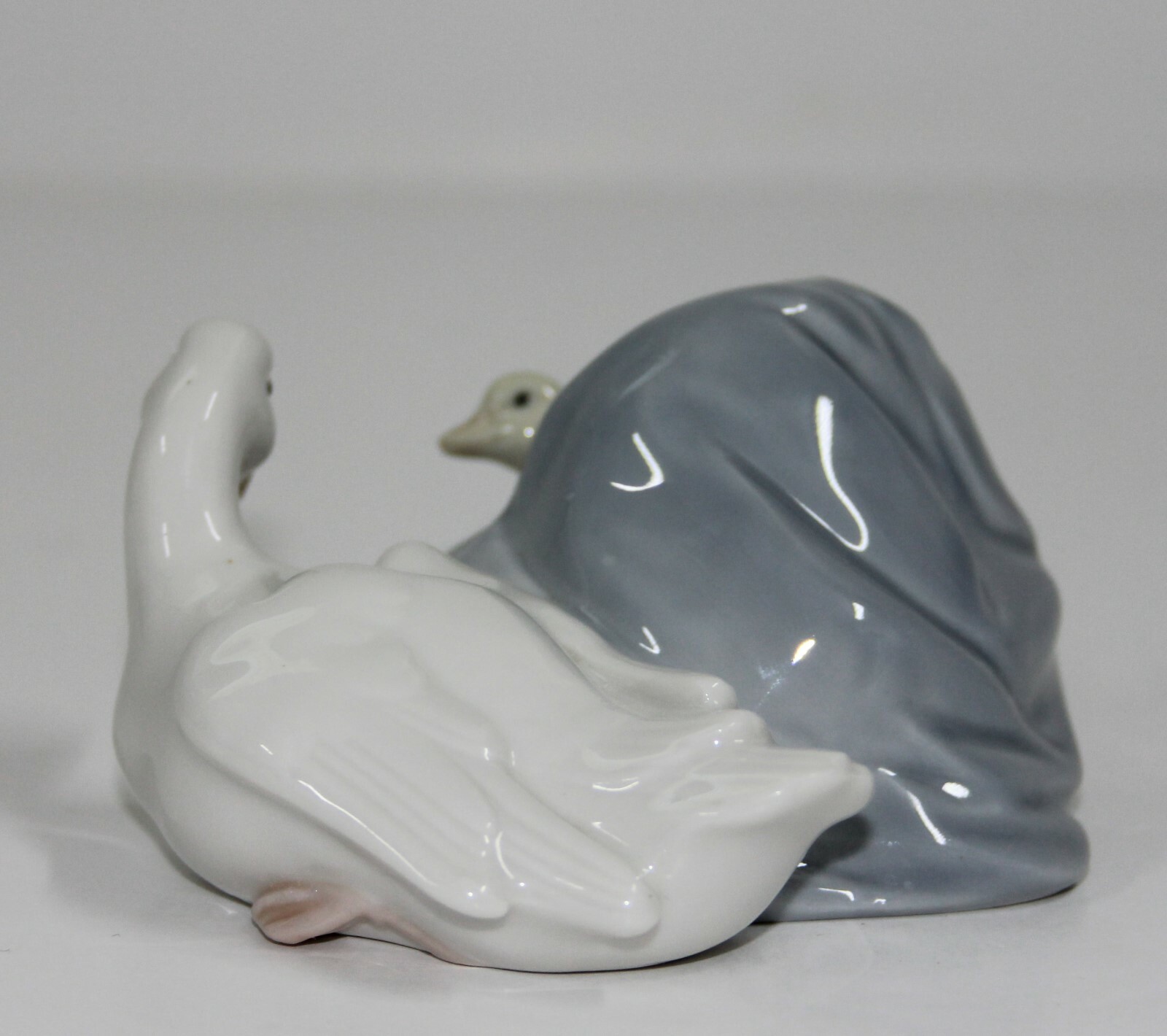 LLADRO "DUCKLINGS" #4895 FIGURINE ~ DUCK W/DUCKLINGS IN BASKET ...