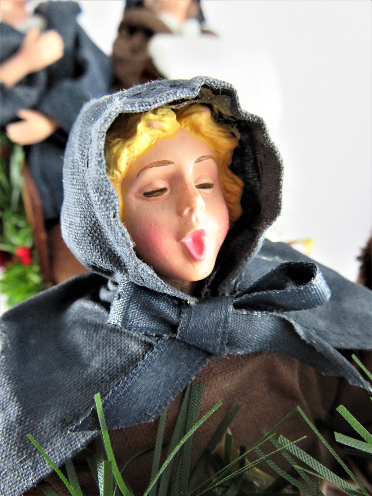 Christmas Carolers Family In Metal Carriage Fabric Mache Clothing 15 In ...